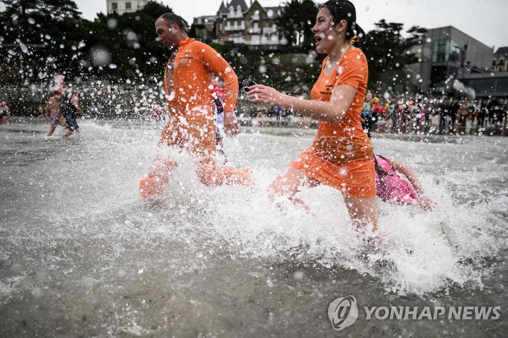 겨울바다에 풍덩 프랑스 디나르 새해맞이 전통 물놀이 연합뉴스