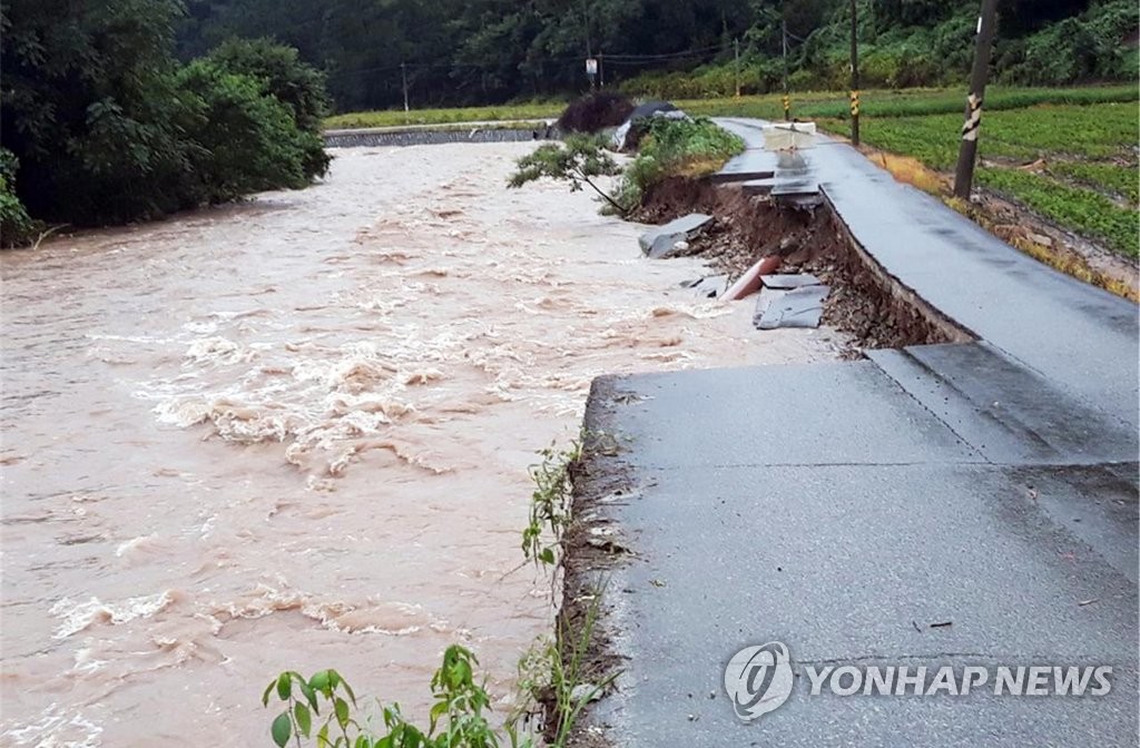 폭우로 유실된 제방도로 연합뉴스