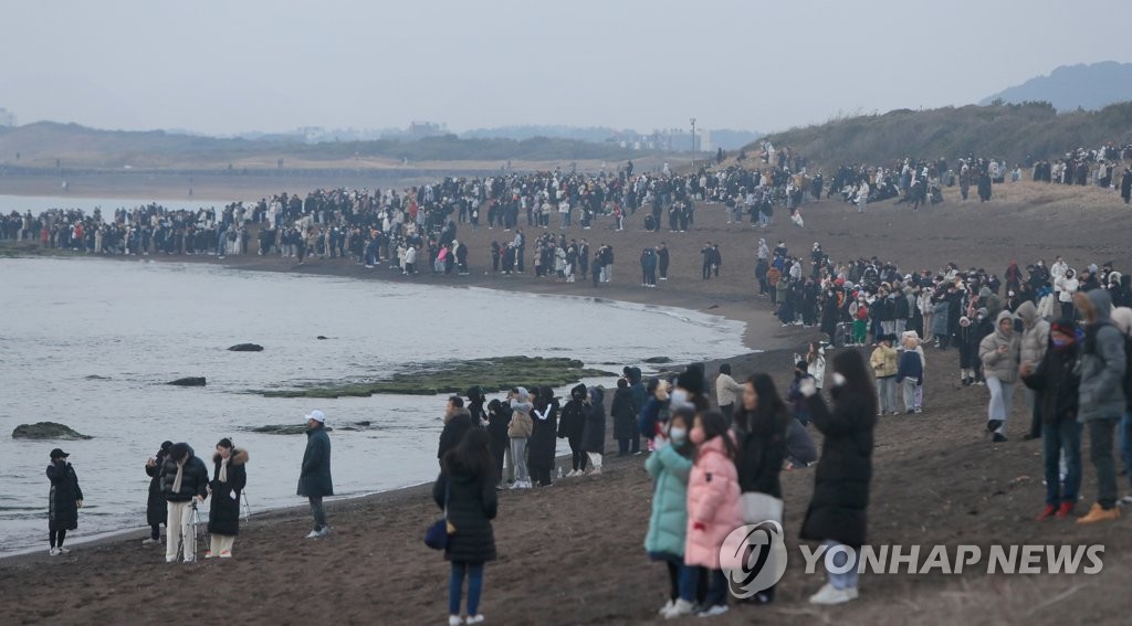 제주 광치기해변 해맞이 인파 연합뉴스