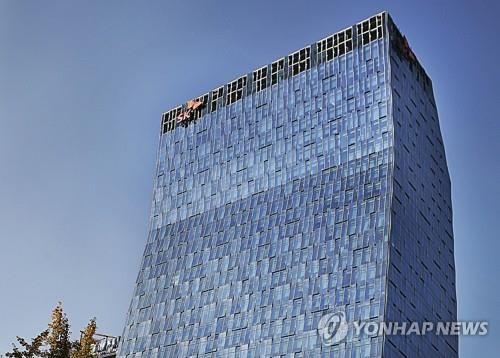 (LEAD) SK Telecom Q2 net up 35 pct on one-off investment profit | Yonhap News Agency