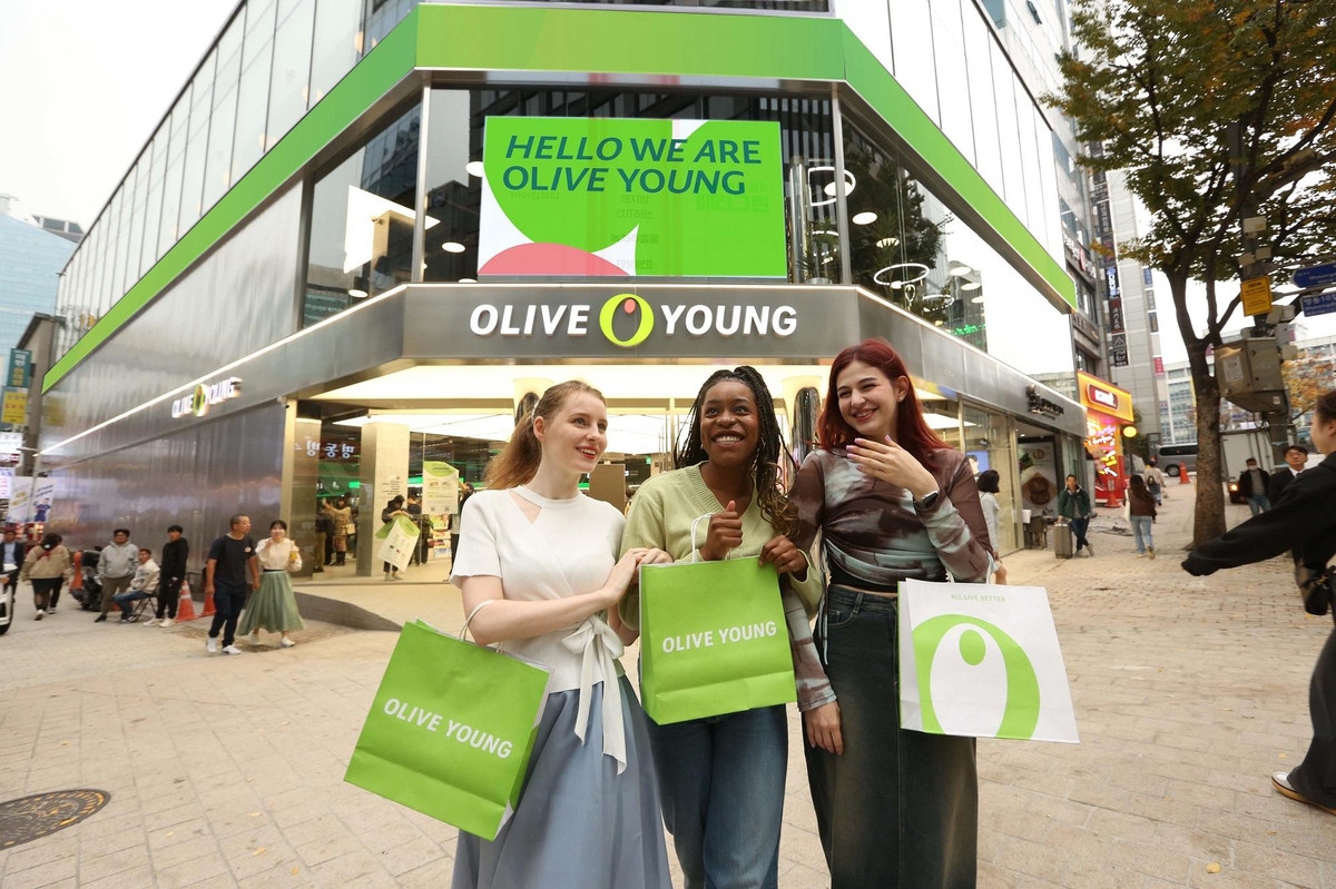 (LEAD) CJ Olive Young opens foreigner-focused outlet in Seoul | Yonhap News Agency