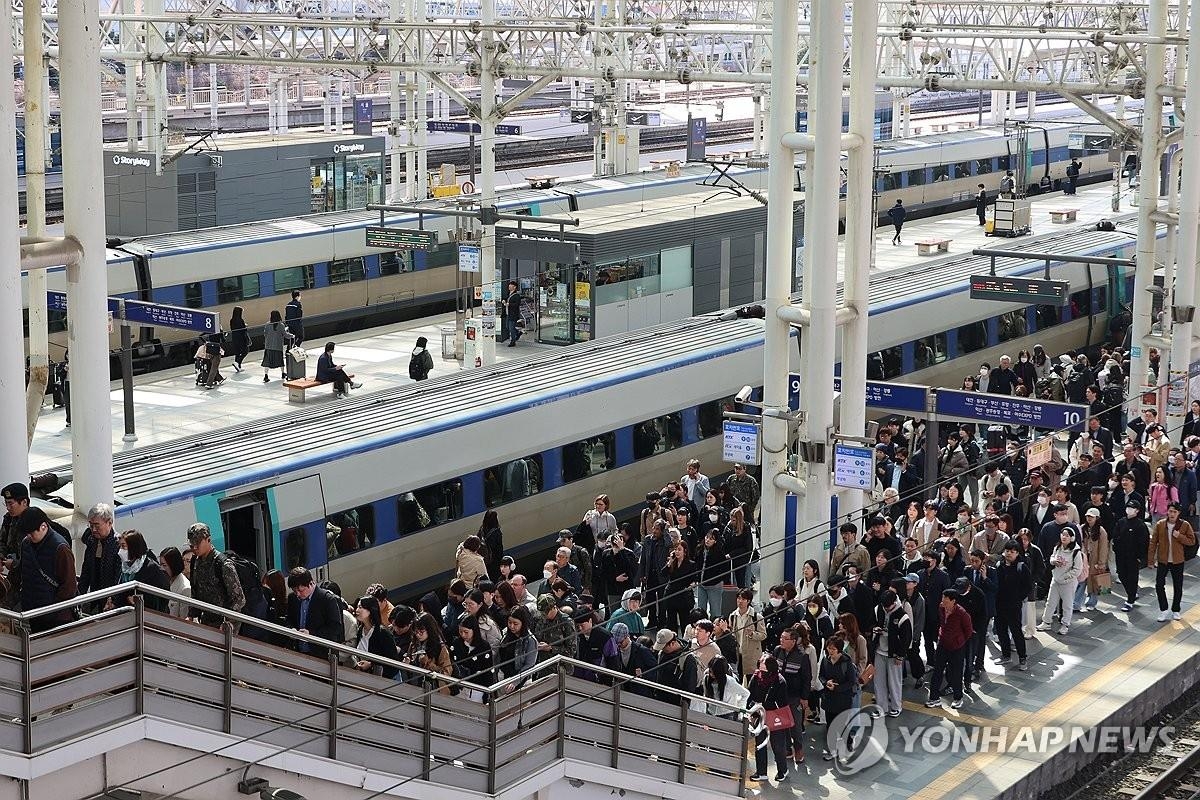 Users of bullet trains KTX, SRT hit record Q1 figures | Yonhap News Agency