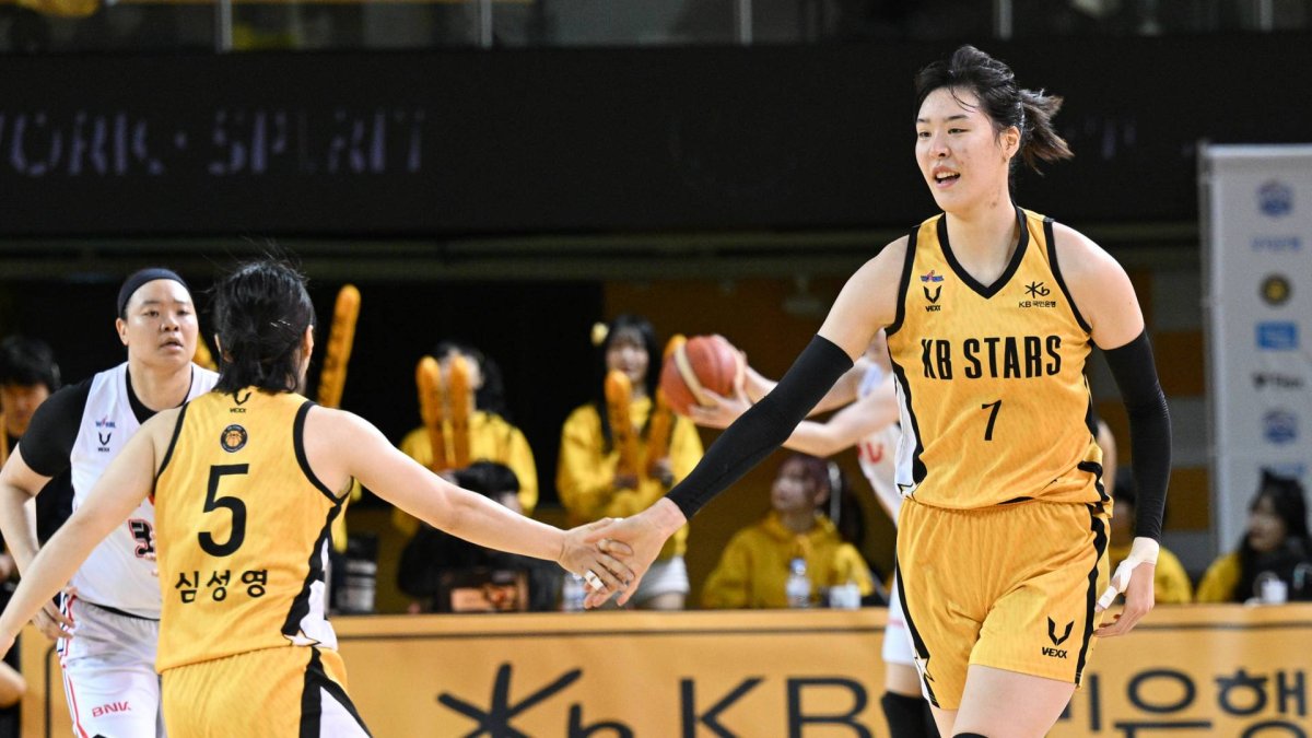 '박지수 맹활약' KB, PO 1차전서 하나원큐 제압 | 연합뉴스