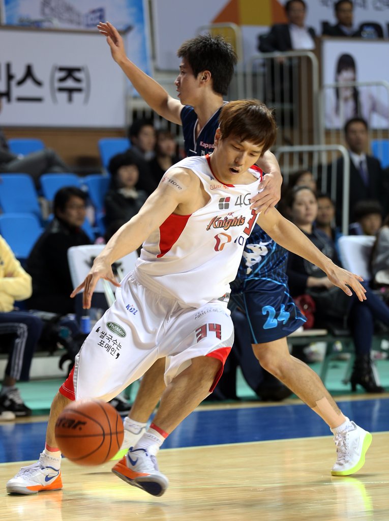 프로농구 SK, KCC에 김효범 주고 심스 영입(종합) | 연합뉴스