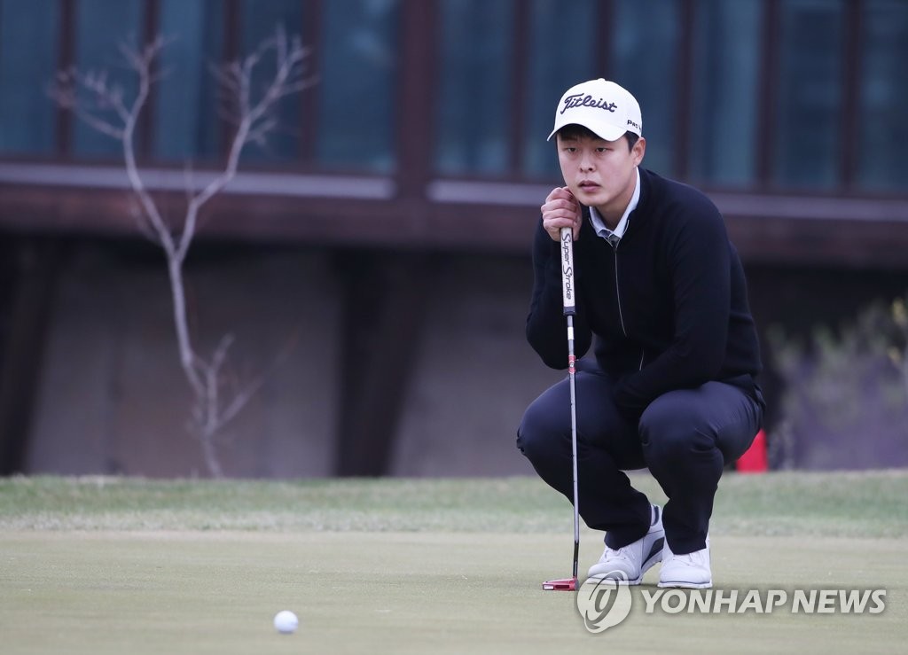 정대억 '퍼팅 라인 읽기' | 연합뉴스