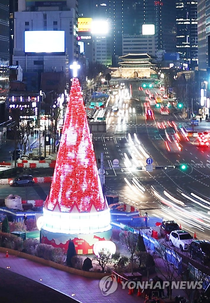 서울광장 밝히는 성탄 트리 연합뉴스