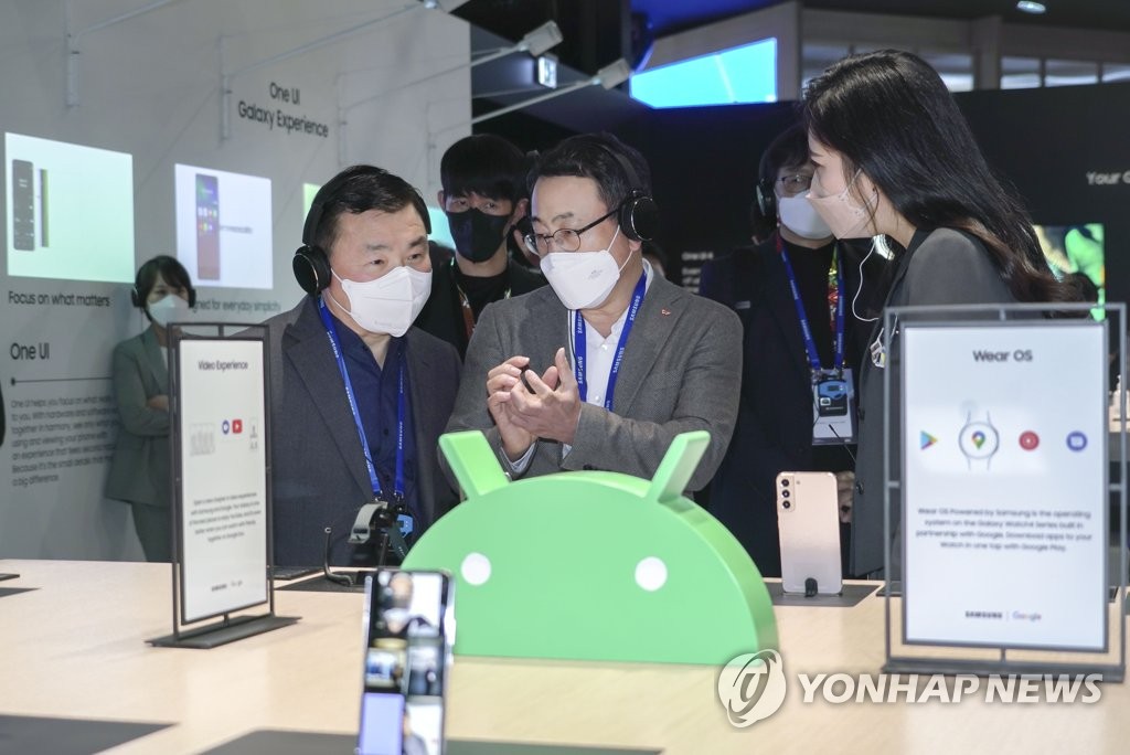 MWC22 개막, 삼성전자 부스 둘러보는 유영상 SKT 사장 | 연합뉴스