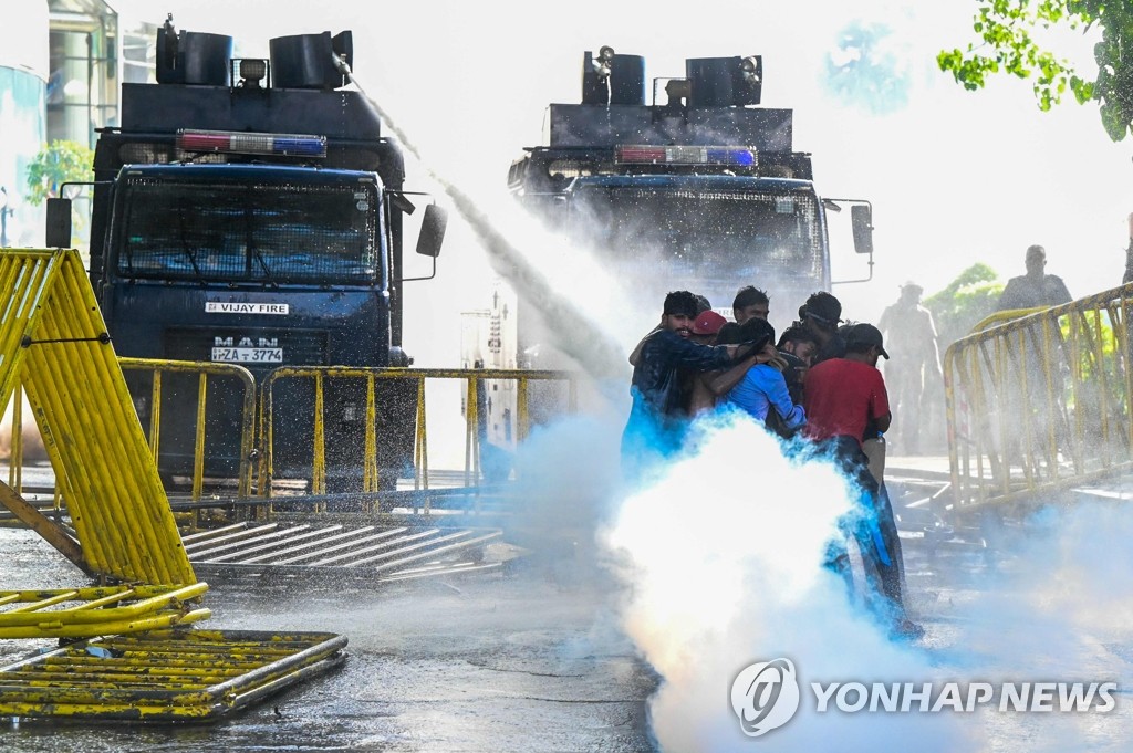 대학생 시위대에 물대포 발사하는 스리랑카 경찰 연합뉴스