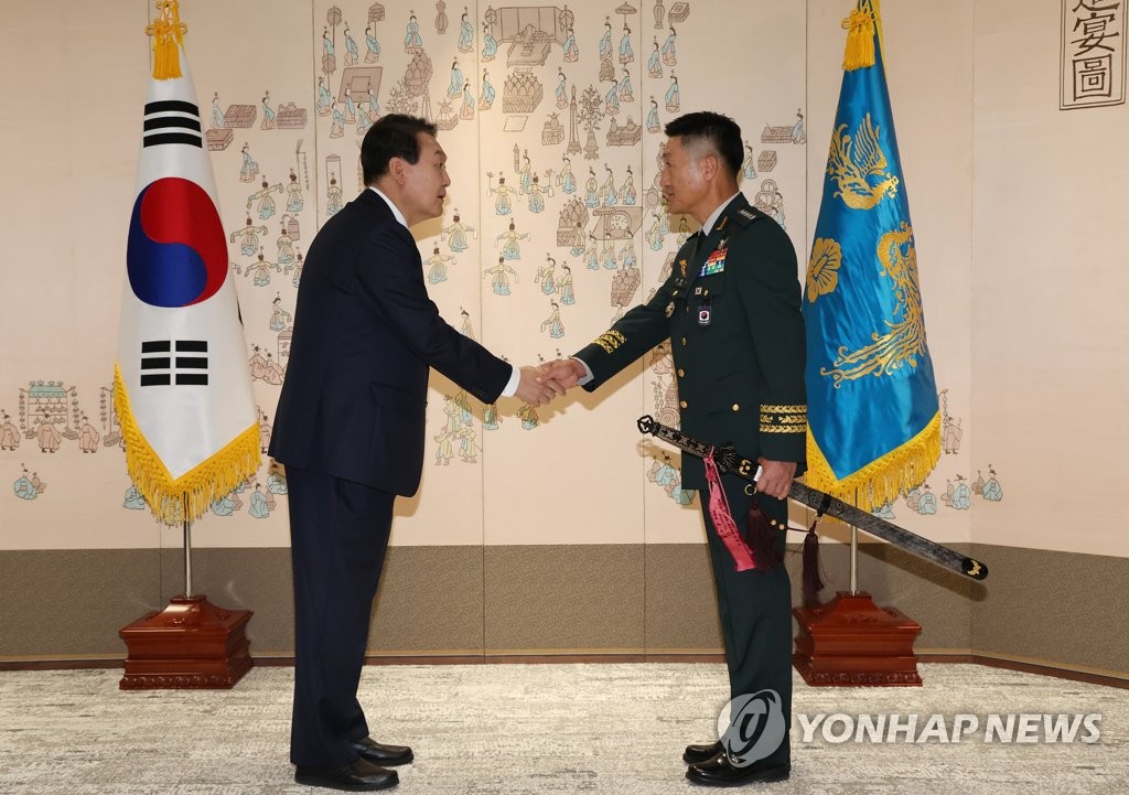 안병석 연합사 부사령관과 악수하는 윤 대통령 연합뉴스