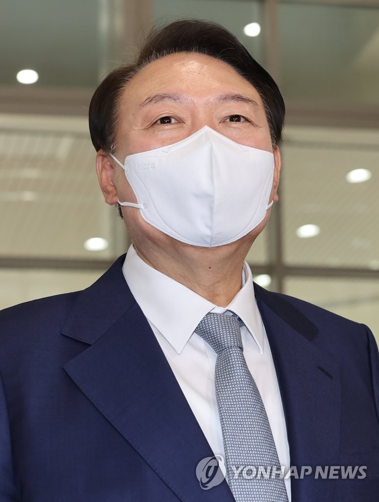 출근길 발언하는 윤석열 대통령 연합뉴스