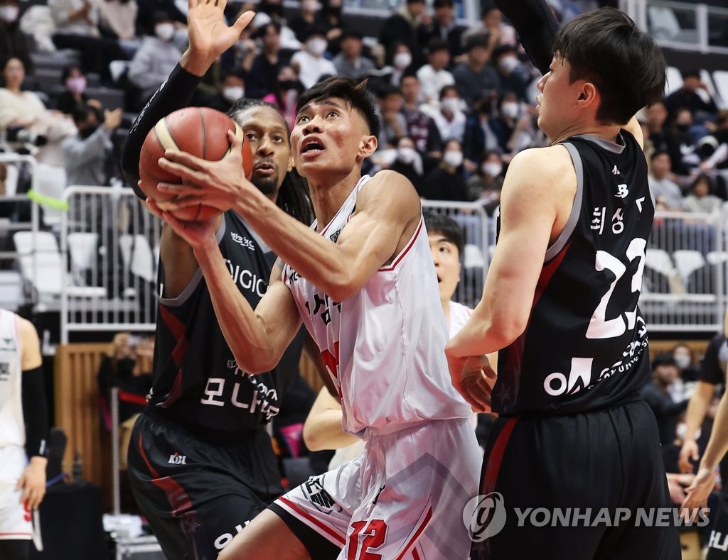 Basketball: Suwon KT Sonicboom vs. Anyang KGC | Yonhap News Agency