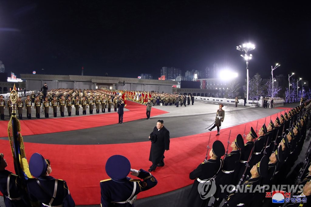 북한 건군절 75주년 야간열병식 개최 연합뉴스