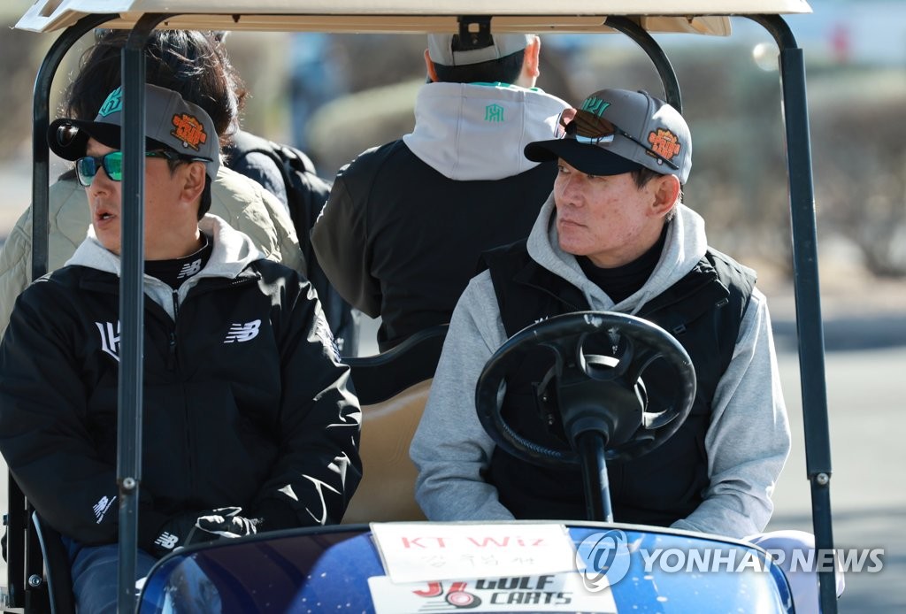 KIA 대표팀 투수 살피는 WBC 이강철 감독 | 연합뉴스
