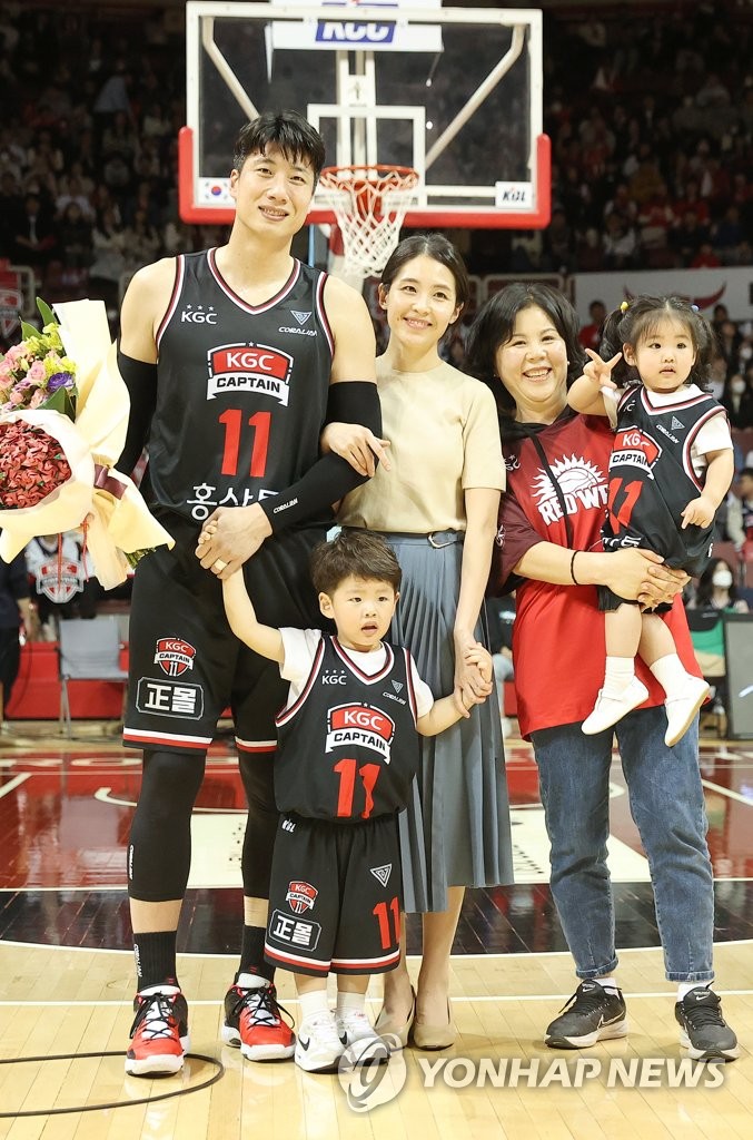가족들과 기념 촬영하는 KGC 양희종 | 연합뉴스