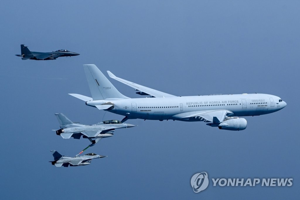 KF-16에 공중급유하는 KC-330 | 연합뉴스