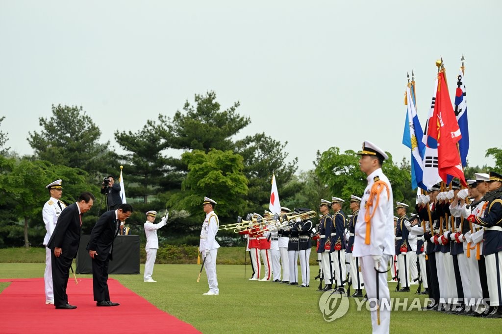 의장대 사열하는 한일 정상 | 연합뉴스
