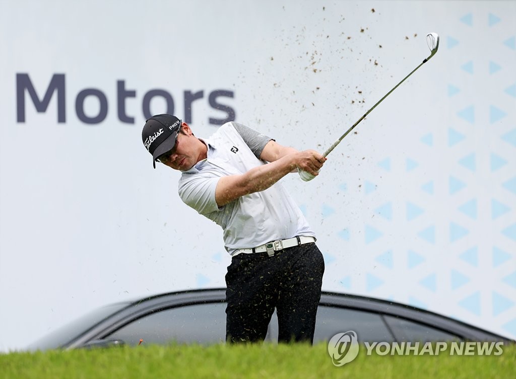 아이언 티샷하는 김진성 | 연합뉴스