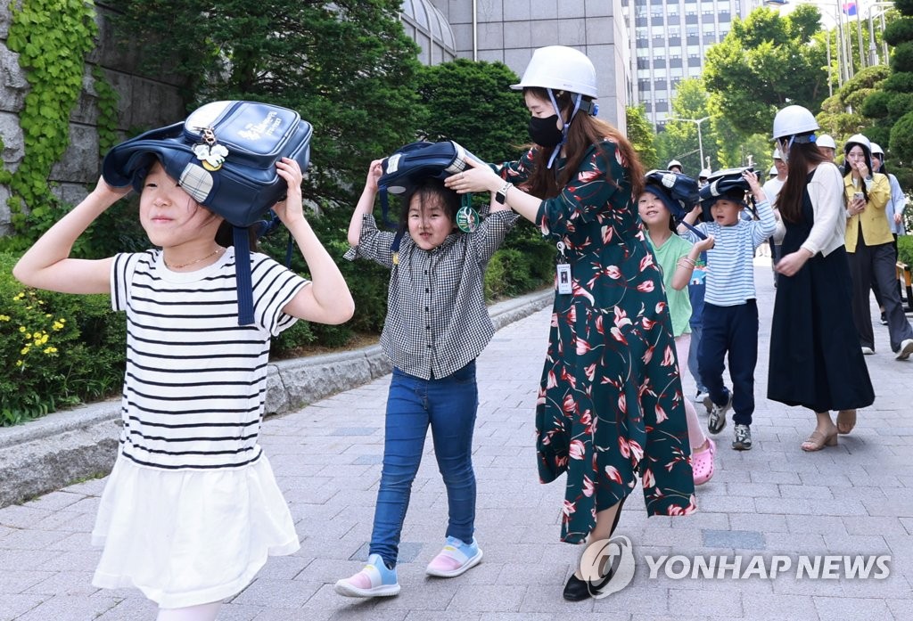 민방위 훈련, 어른보다 더 열심히 | 연합뉴스