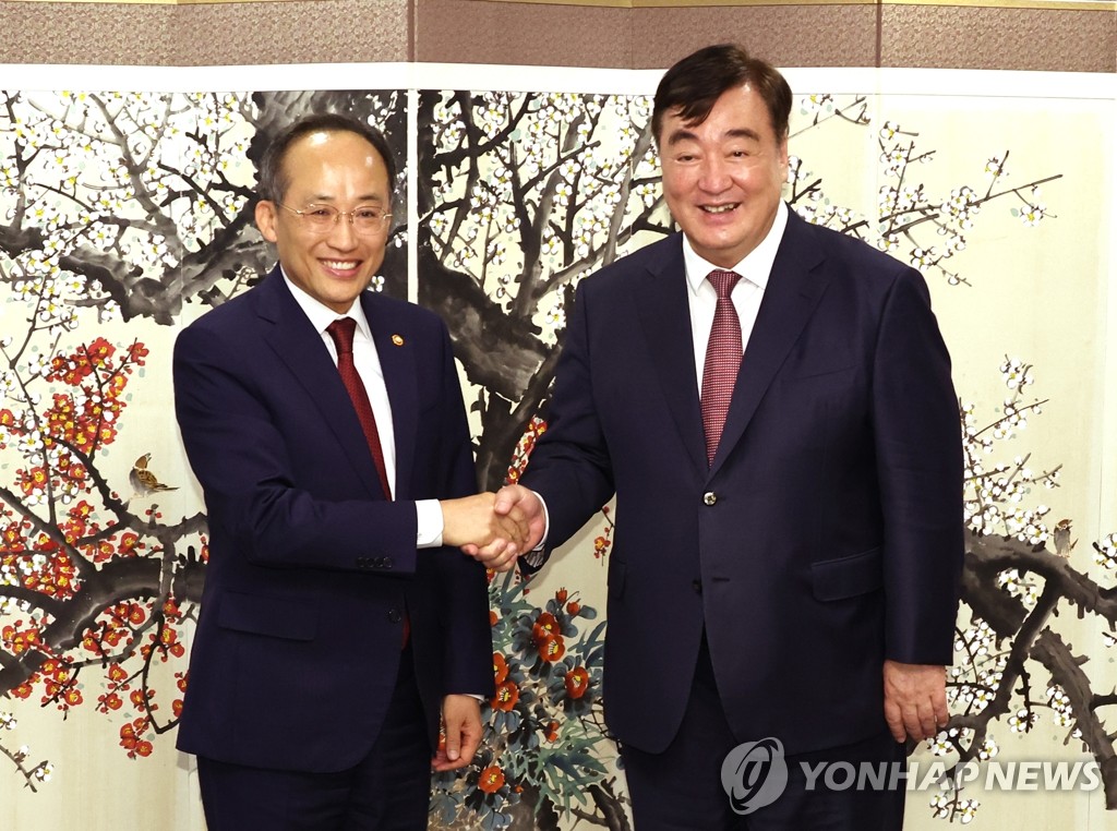 Finance Minister Meets Chinese Envoy Yonhap News Agency
