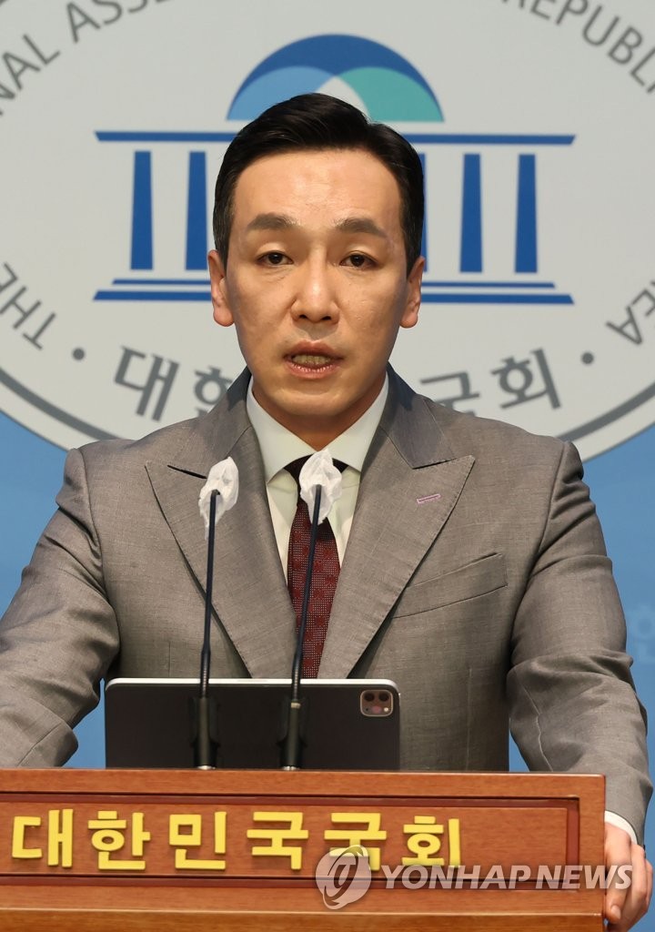 논평하는 국민의힘 김민수 대변인 연합뉴스