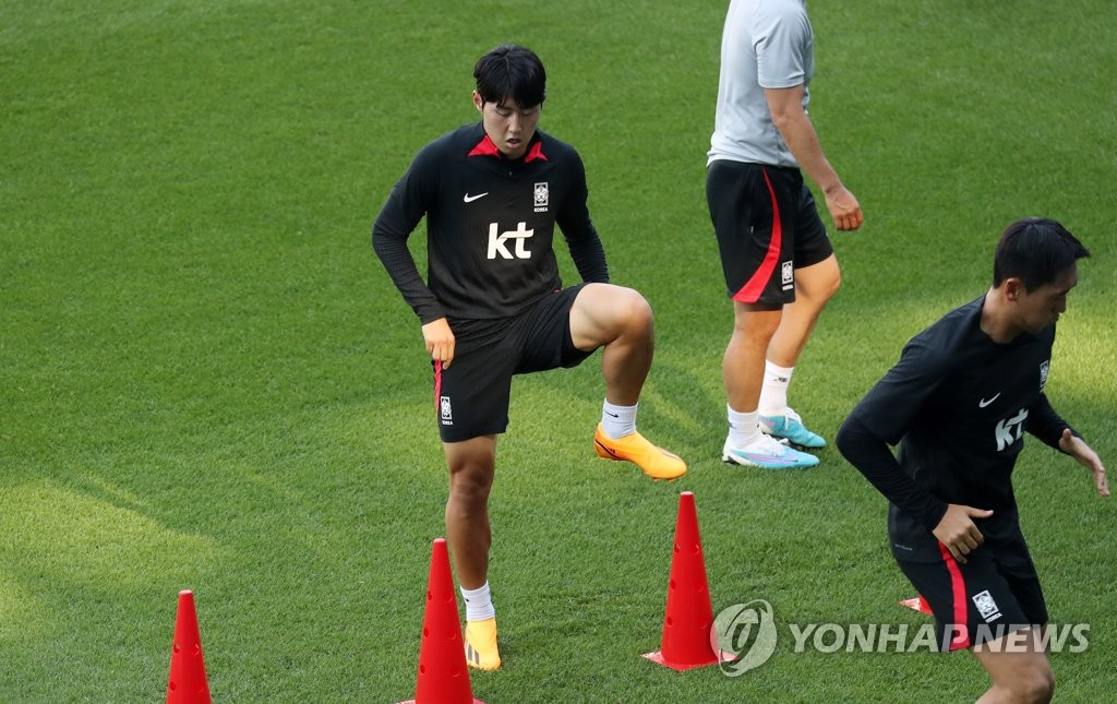 가볍게 몸 푸는 이강인 연합뉴스