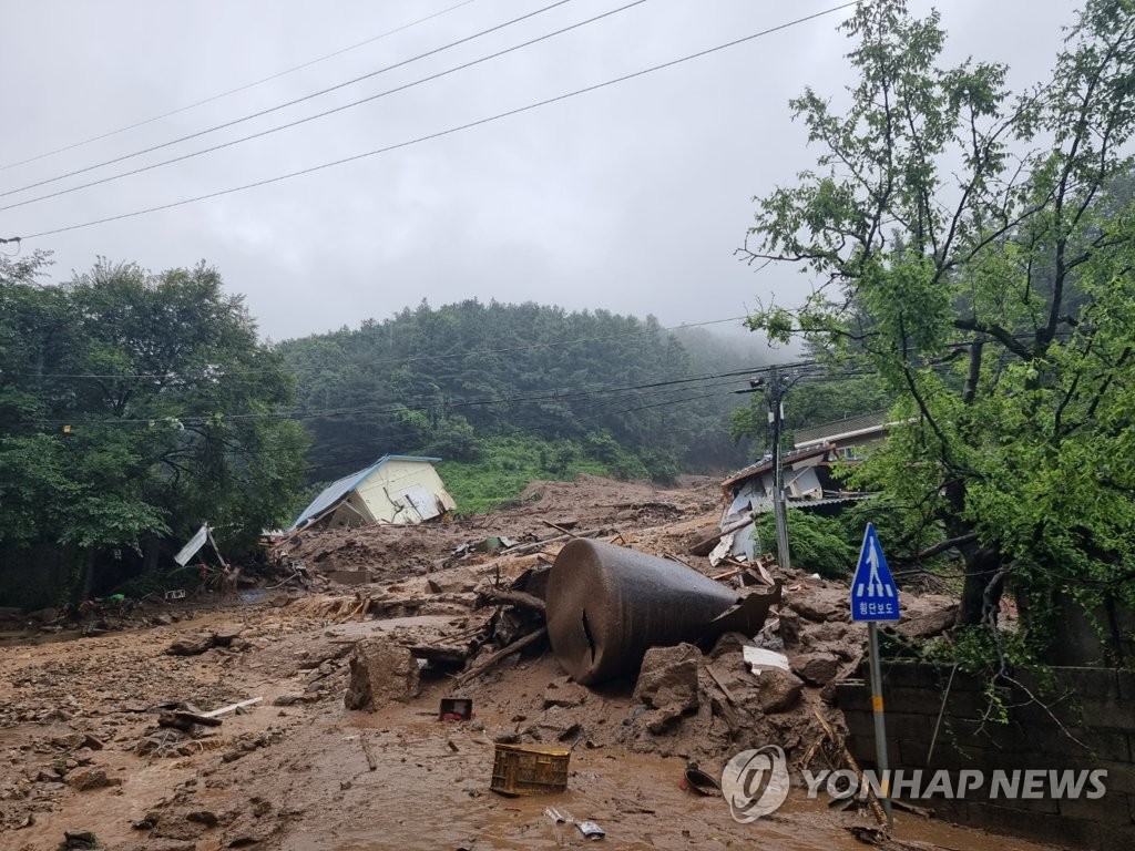호우로 무너져 내린 가옥 | 연합뉴스