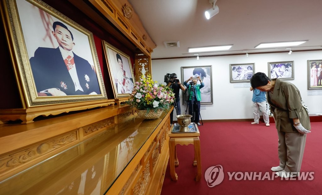박정희 전 대통령 생가 찾은 박근혜 연합뉴스