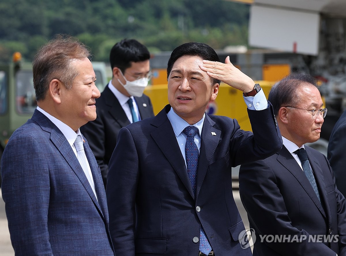 윤석열 대통령 환송 나선 국민의힘 김기현 대표 | 연합뉴스