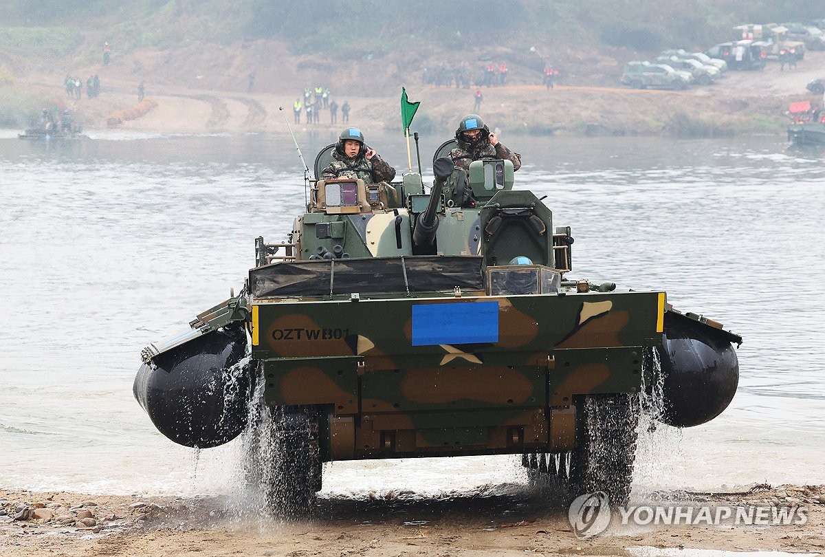 남한강 강습도하 하는 K21 장갑차 | 연합뉴스