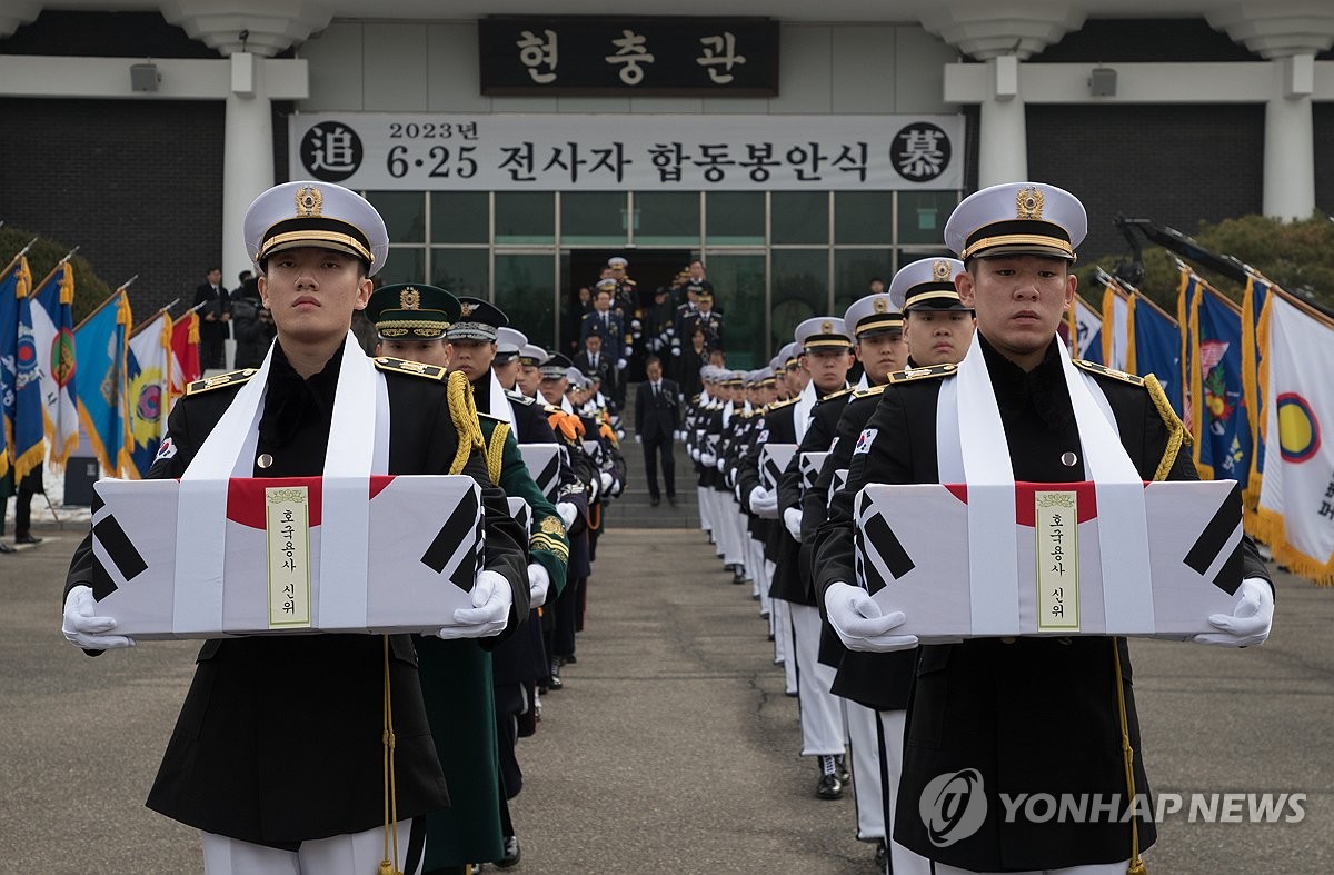 6·25 전사자 유해 봉송 나선 국군 의장대 | 연합뉴스
