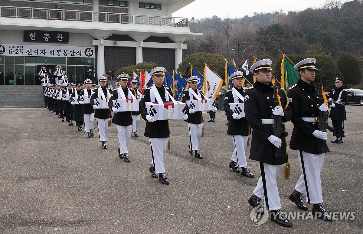 6·25 전사자 유해 봉송 나선 국군 의장대 | 연합뉴스
