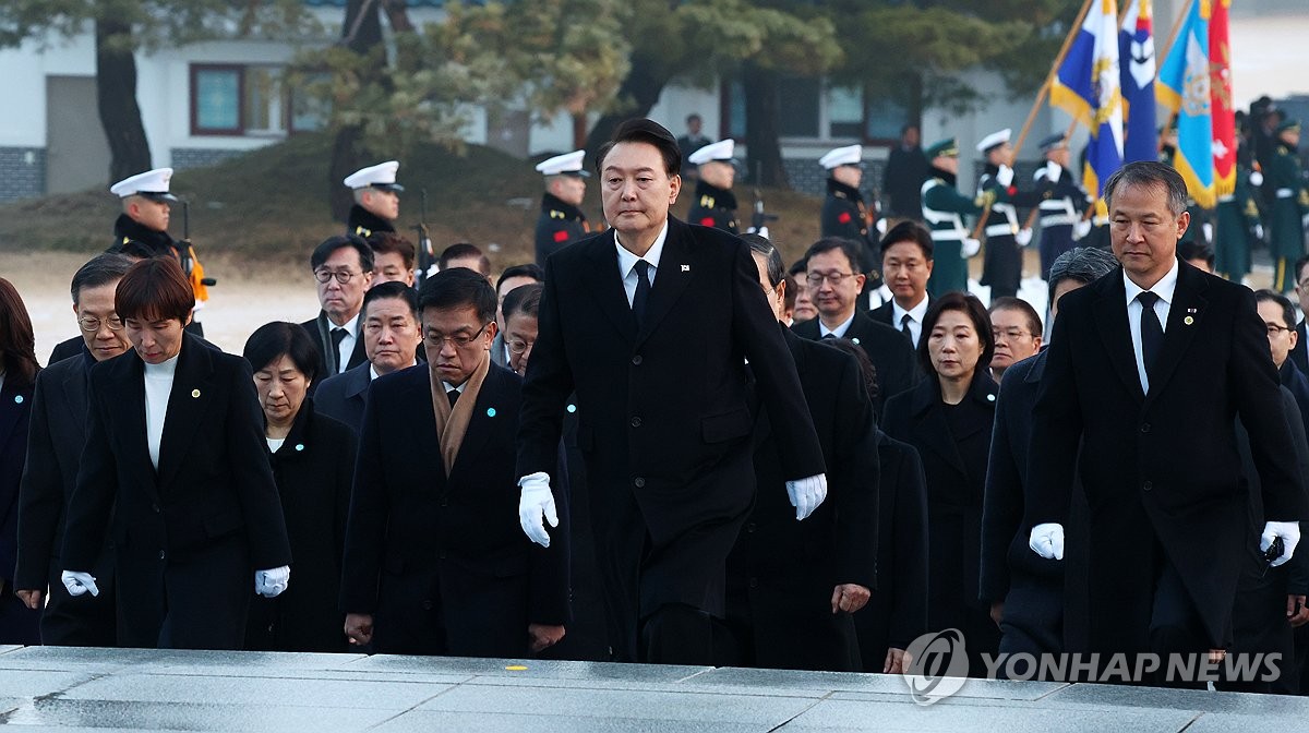 새해 첫 현충원 참배 나서는 윤석열 대통령 연합뉴스