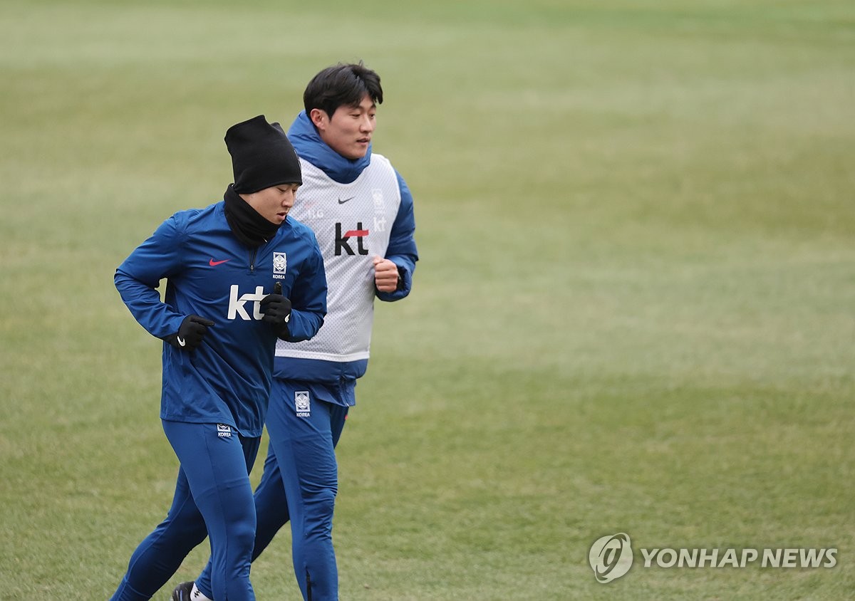 러닝으로 몸 푸는 이강인 연합뉴스