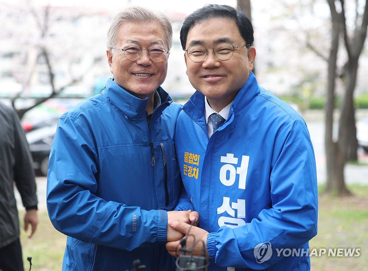 문재인 전 대통령·허성무 후보 밝은 표정 연합뉴스