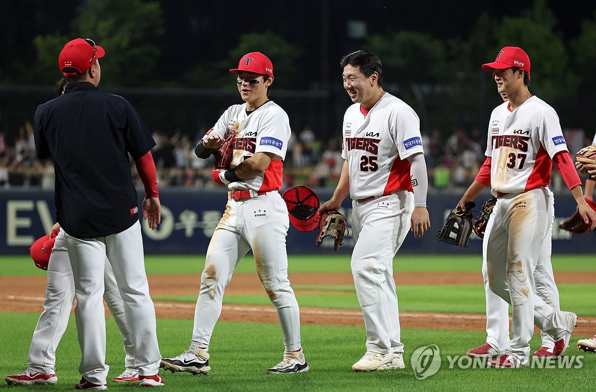 KIA, LG 대파하며 선두 질주 | 연합뉴스