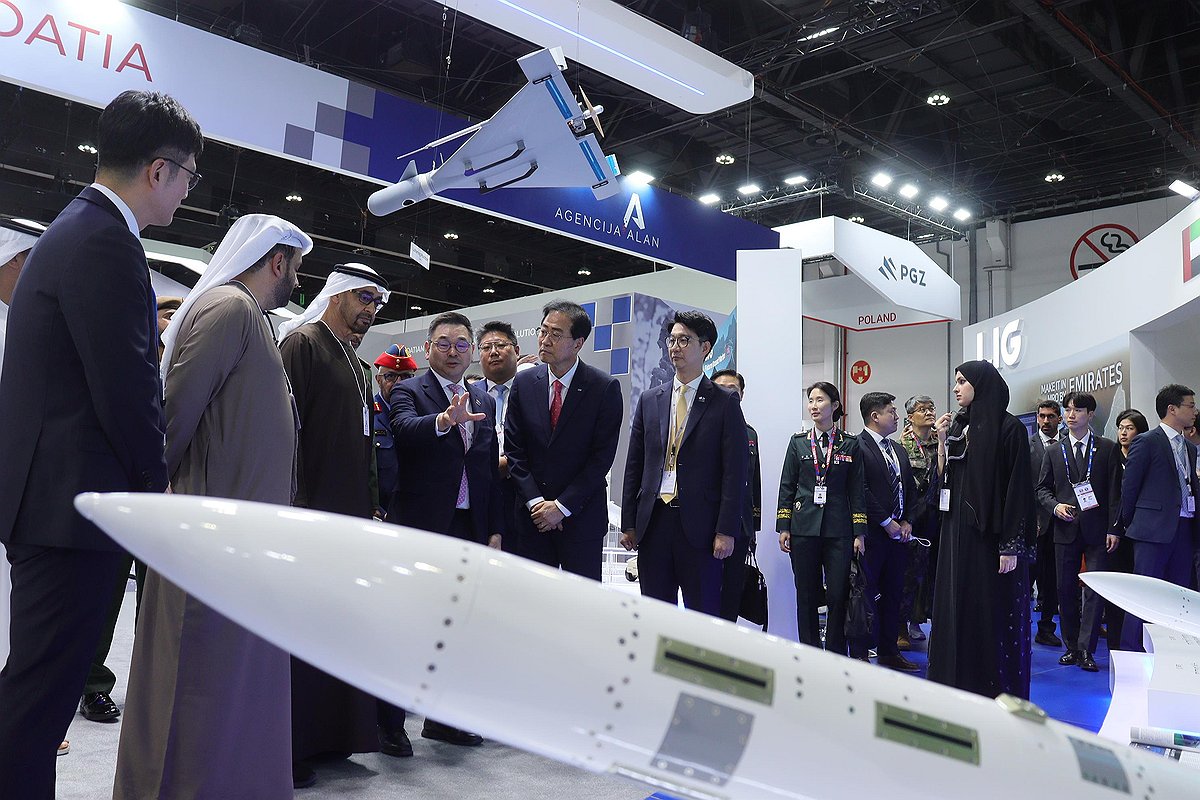 LIG Nex1 showcases L-SAM system to UAE president at IDEX 2025 | Yonhap News Agency