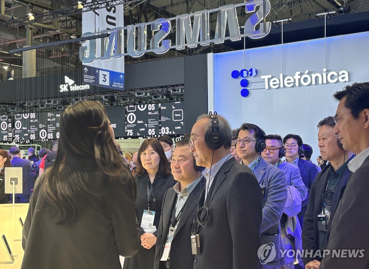 'MWC 2025', 삼성전자 부스 방문한 김영섭 KT 대표 | 연합뉴스