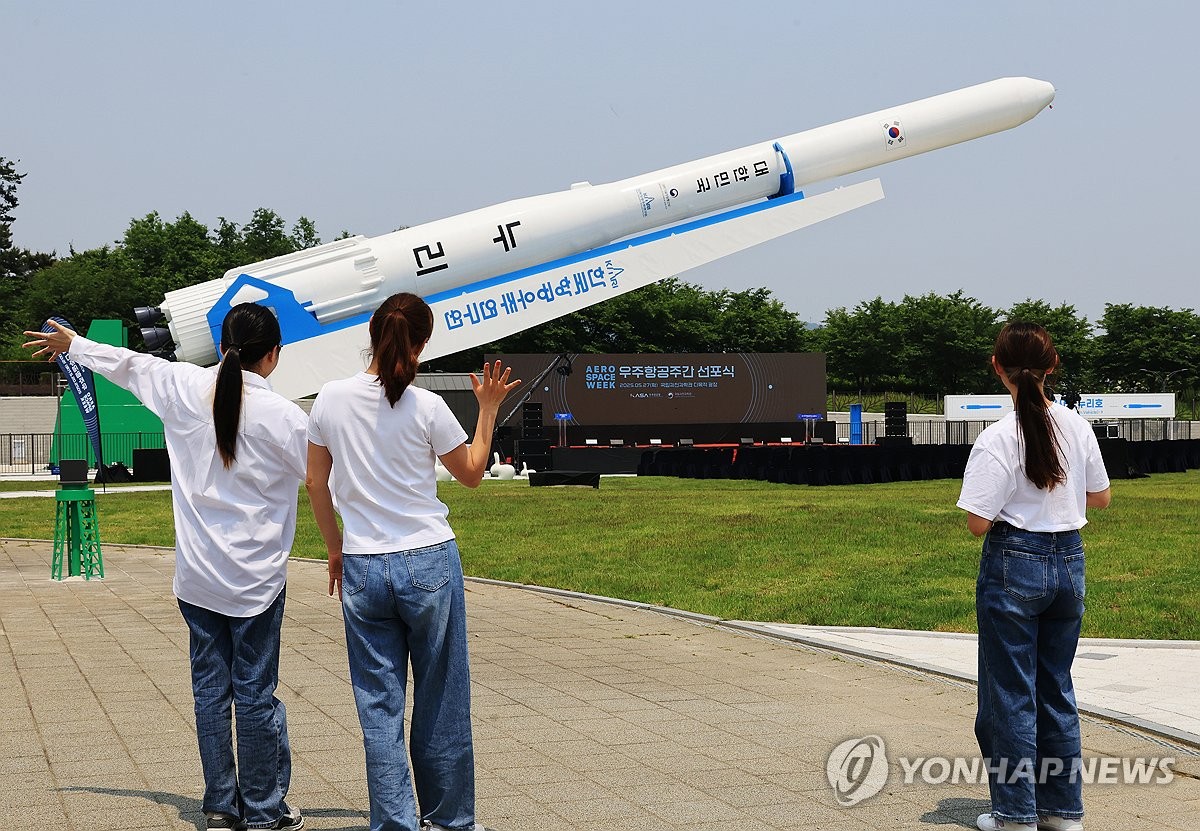 47미터 누리호 실물모형 보는 시민들 | 연합뉴스